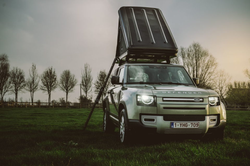 Op avontuur in de nieuwe Land Rover Defender met daktent | MenStyle
